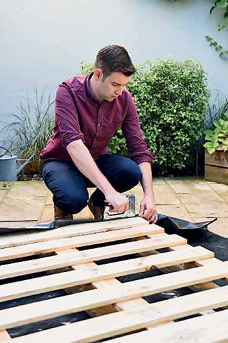 How to Make a Vertical Pallet Planter for a Vegetable and Herb Garden ...